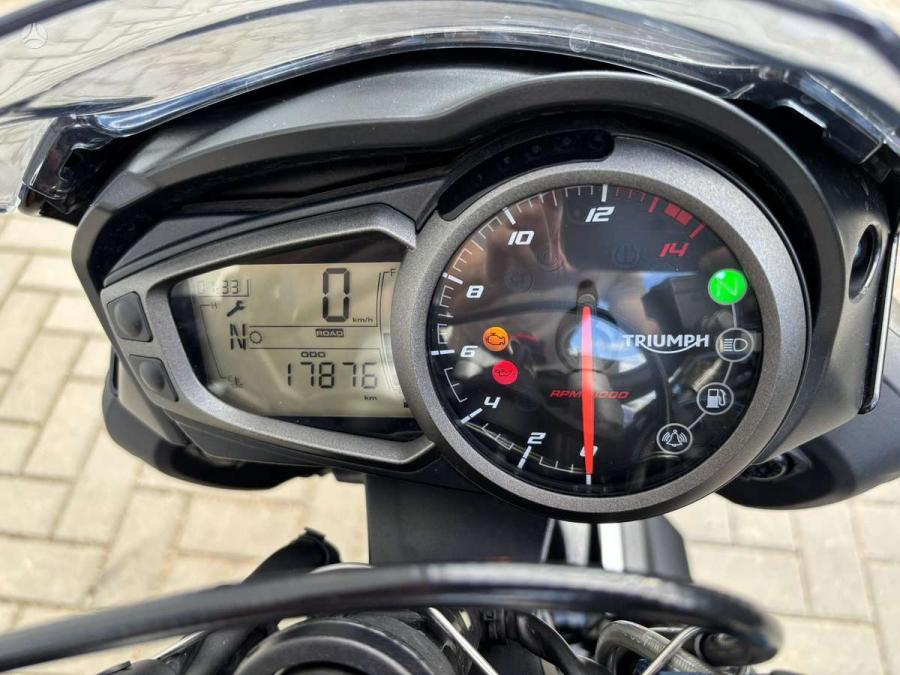 Melns Triumph Street Triple 2021 Švenčionys, ar dzinēja tilpumu 0.77 L un nobraukumu 18 tūkst. km par 6090 €, foto 25 vietnē AUTOMOTO.COM.LV