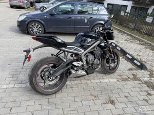 Синий Триумф Street Triple 2021 в Вильнюс, объемом двигателя 0.77 л и пробегом 1 тыс. км за 6400 €, фото 5 на AUTOMOTO.COM.LV