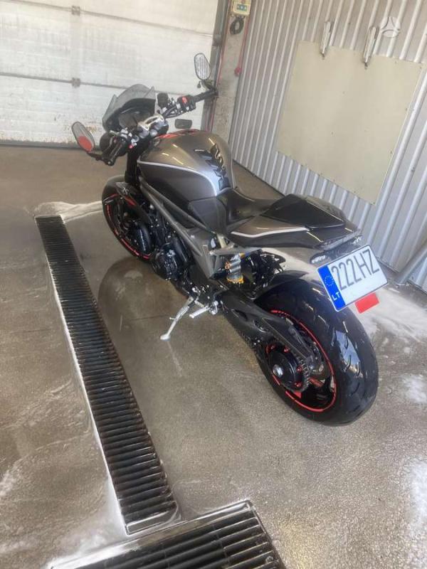 Pelēks Triumph Street Triple 2018 Kauņa, ar dzinēja tilpumu 1.05 L un nobraukumu 20 tūkst. km par 6800 €, foto 5 vietnē AUTOMOTO.COM.LV