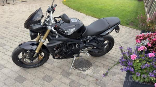 Triumph Street Triple 2009 in Riga, with an engine capacity of 0.68 L and mileage of 0 thousand km for 3500 €, photo 2 on AUTOMOTO.COM.LV