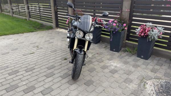 Triumph Street Triple 2009 in Riga, with an engine capacity of 0.68 L and mileage of 0 thousand km for 3500 €, photo 3 on AUTOMOTO.COM.LV