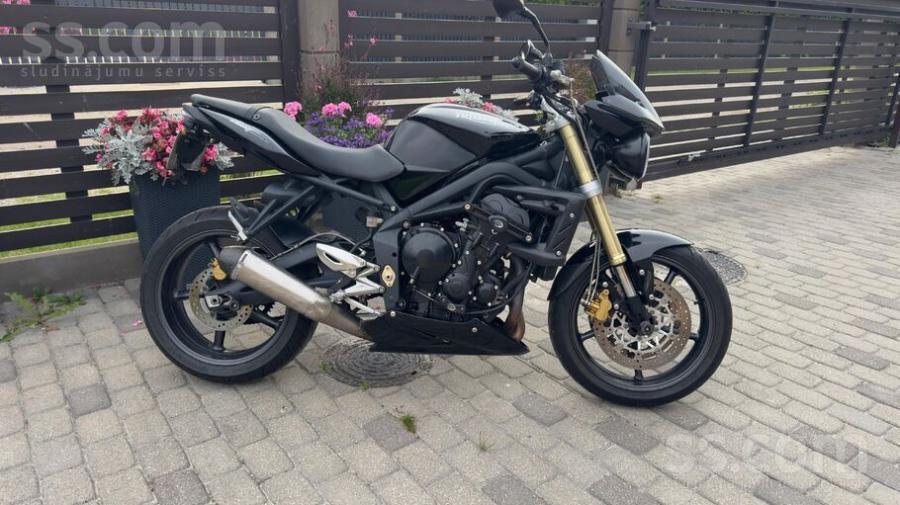 Triumph Street Triple 2009 in Riga, with an engine capacity of 0.68 L and mileage of 0 thousand km for 3500 €, photo 5 on AUTOMOTO.COM.LV