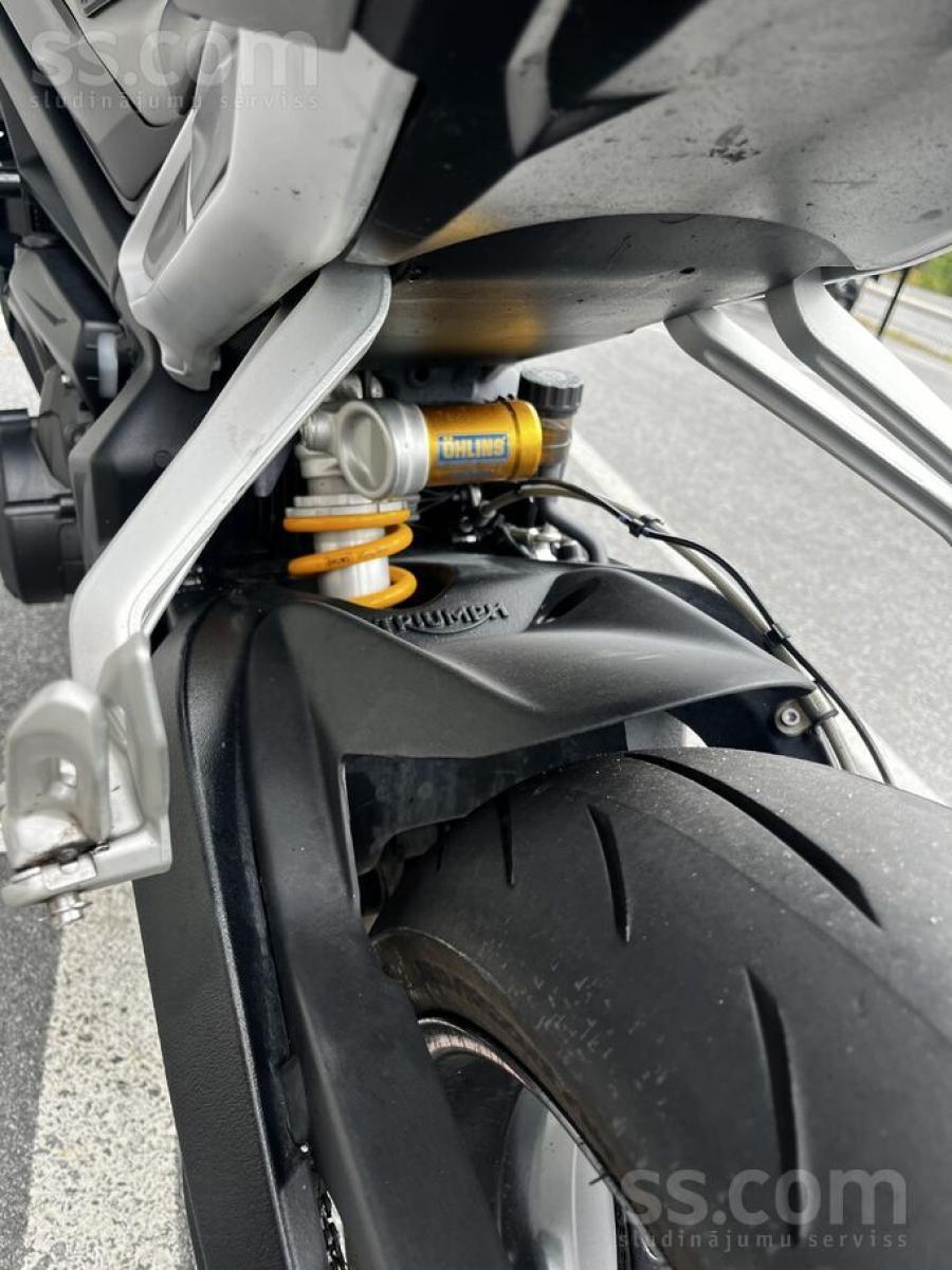 Triumph Street Triple 2017 in Bauska, with an engine capacity of 0.80 L and mileage of 0 thousand km for 5800 €, photo 4 on AUTOMOTO.COM.LV