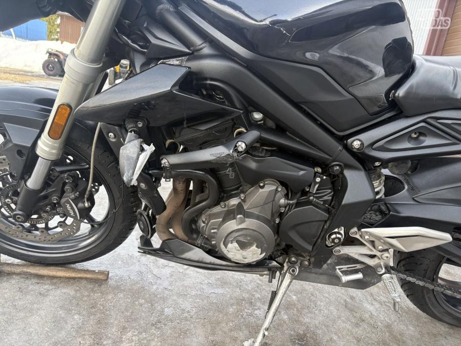 Triumph Street Triple 2019 in Kelme, with an engine capacity of 0.00 L and mileage of 75 thousand km for 2830 €, photo 10 on AUTOMOTO.COM.LV