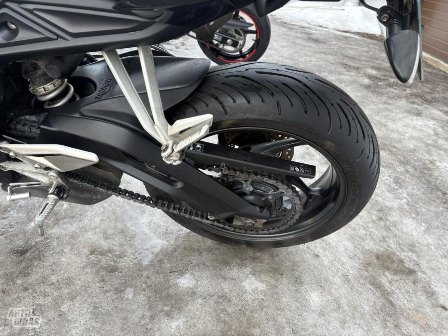 Triumph Street Triple 2019 in Kelme, with an engine capacity of 0.00 L and mileage of 75 thousand km for 2830 €, photo 12 on AUTOMOTO.COM.LV