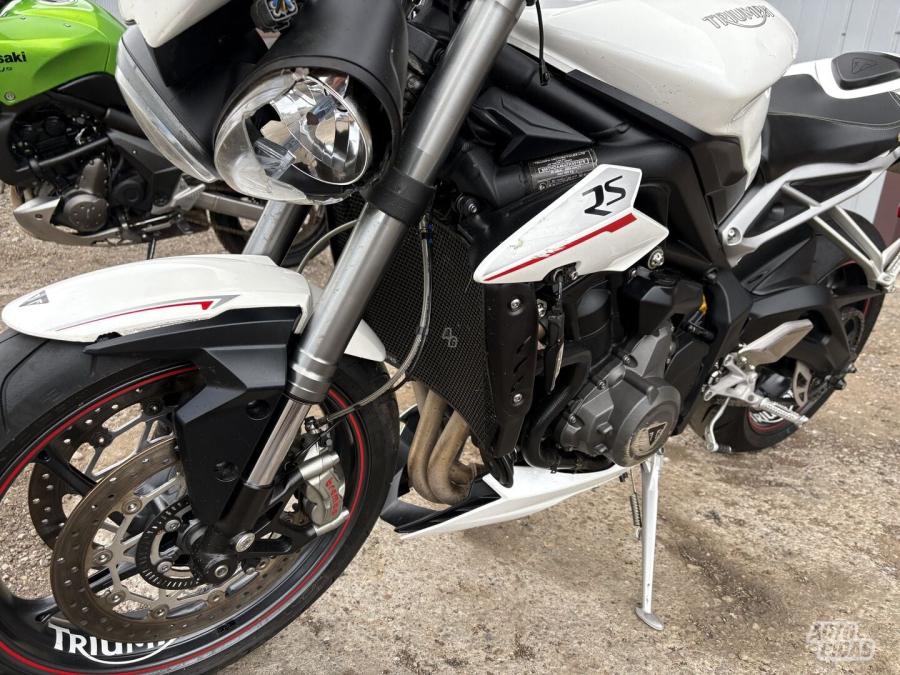 Triumph Street Triple 2019 in Kelme, with an engine capacity of 0.77 L and mileage of 34 thousand km for 3730 €, photo 10 on AUTOMOTO.COM.LV