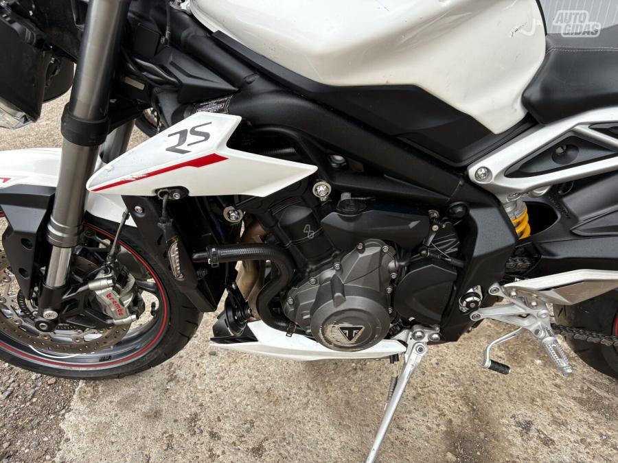 Triumph Street Triple 2019 in Kelme, with an engine capacity of 0.77 L and mileage of 34 thousand km for 3730 €, photo 11 on AUTOMOTO.COM.LV