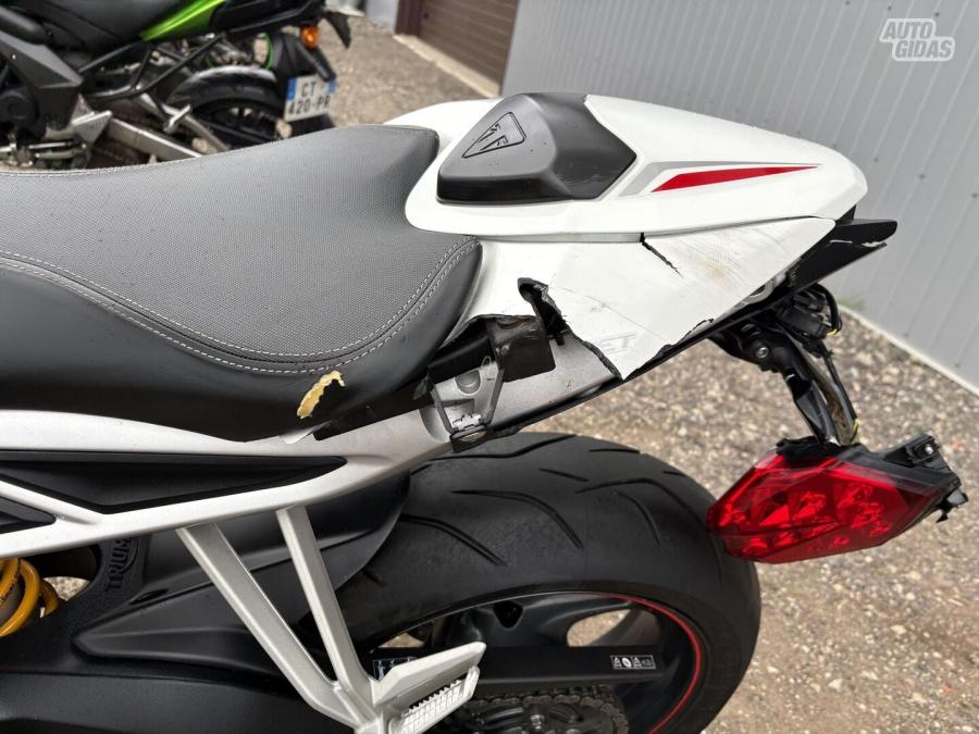 Triumph Street Triple 2019 in Kelme, with an engine capacity of 0.77 L and mileage of 34 thousand km for 3730 €, photo 13 on AUTOMOTO.COM.LV