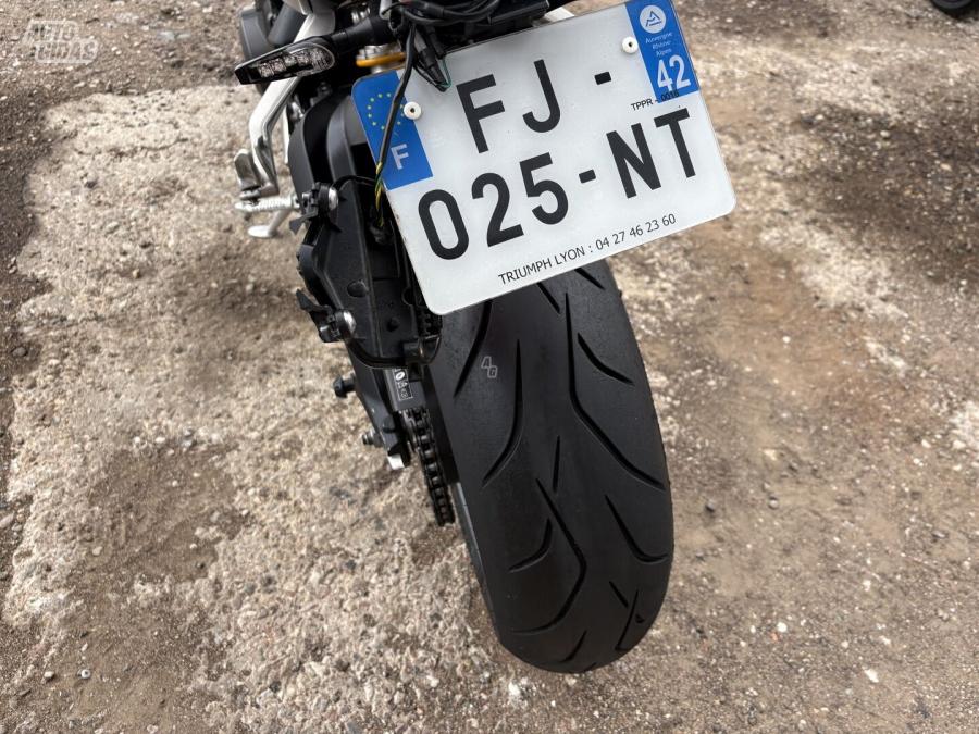 Triumph Street Triple 2019 in Kelme, with an engine capacity of 0.77 L and mileage of 34 thousand km for 3730 €, photo 14 on AUTOMOTO.COM.LV
