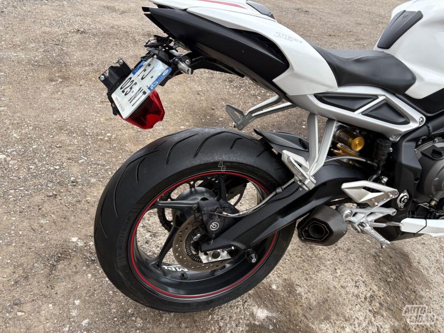 Triumph Street Triple 2019 in Kelme, with an engine capacity of 0.77 L and mileage of 34 thousand km for 3730 €, photo 15 on AUTOMOTO.COM.LV