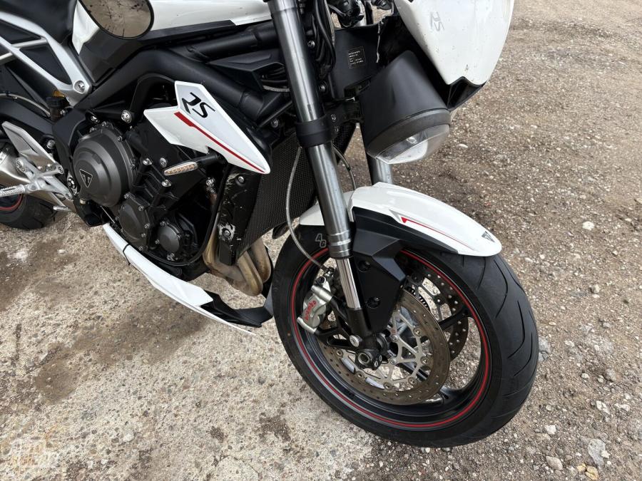 Triumph Street Triple 2019 in Kelme, with an engine capacity of 0.77 L and mileage of 34 thousand km for 3730 €, photo 18 on AUTOMOTO.COM.LV