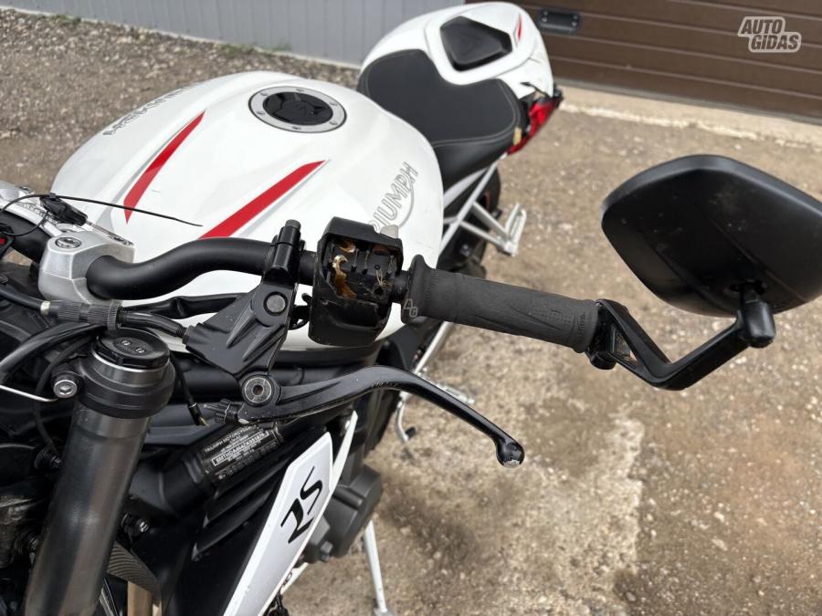 Triumph Street Triple 2019 in Kelme, with an engine capacity of 0.77 L and mileage of 34 thousand km for 3730 €, photo 19 on AUTOMOTO.COM.LV