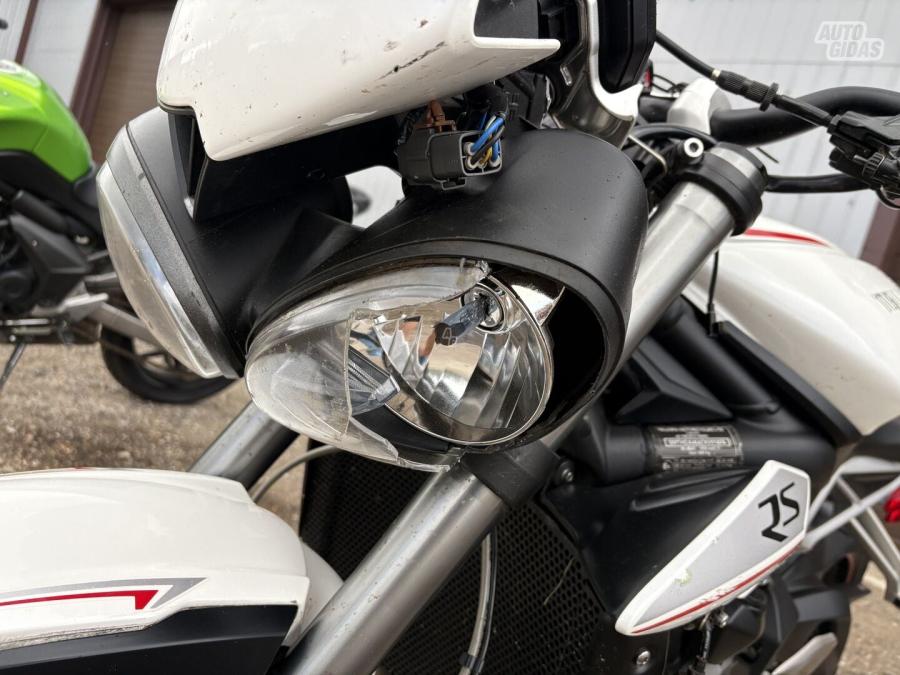 Triumph Street Triple 2019 in Kelme, with an engine capacity of 0.77 L and mileage of 34 thousand km for 3730 €, photo 20 on AUTOMOTO.COM.LV