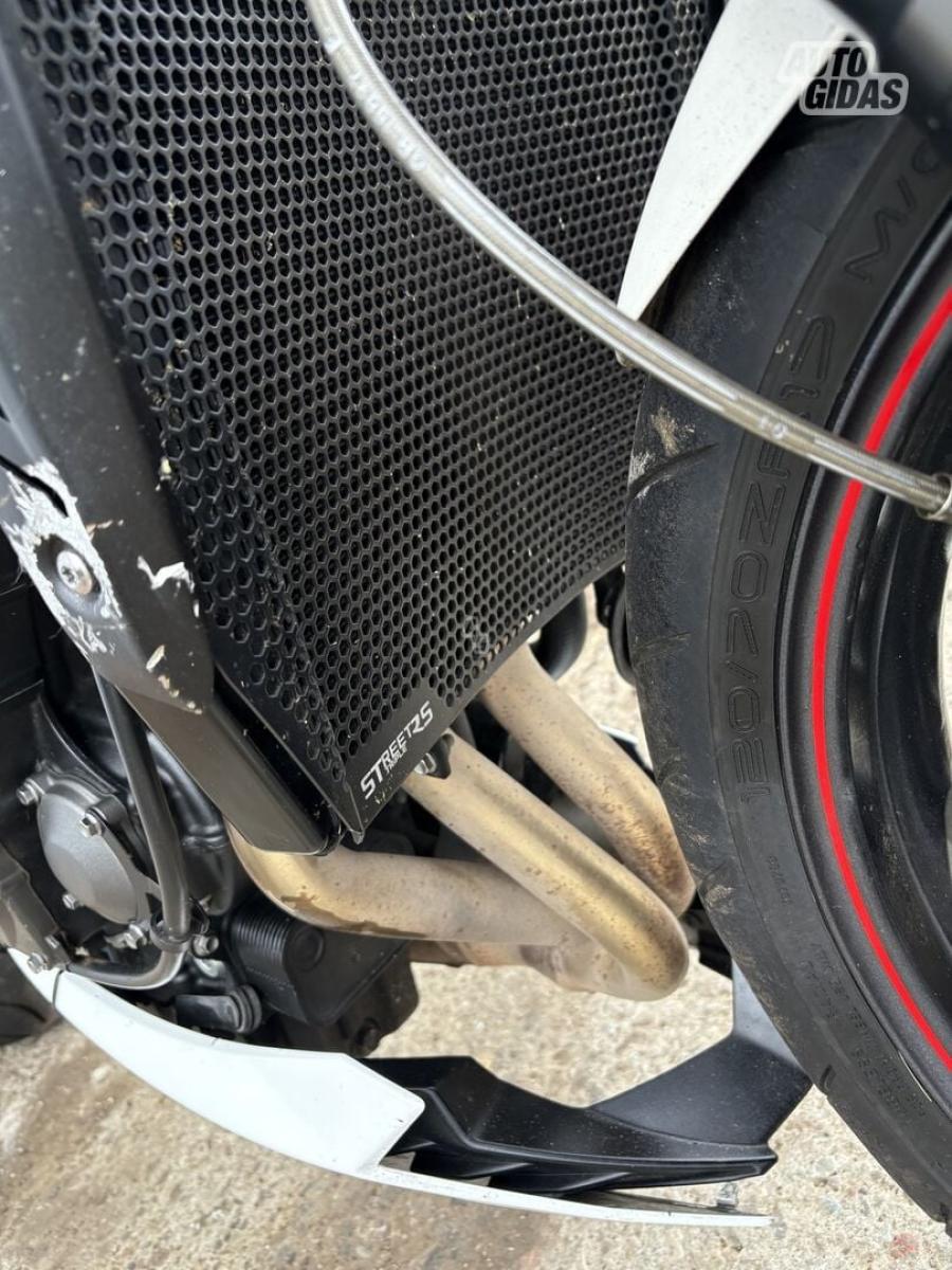 Triumph Street Triple 2019 in Kelme, with an engine capacity of 0.77 L and mileage of 34 thousand km for 3730 €, photo 21 on AUTOMOTO.COM.LV