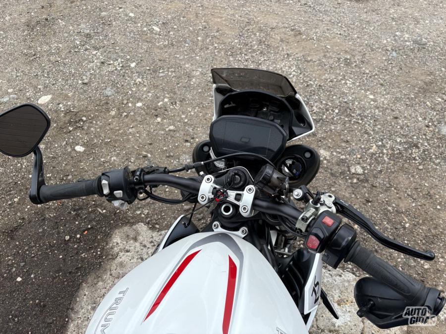 Triumph Street Triple 2019 in Kelme, with an engine capacity of 0.77 L and mileage of 34 thousand km for 3730 €, photo 22 on AUTOMOTO.COM.LV