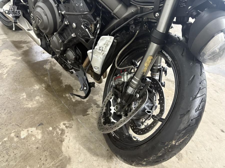 Triumph Street Triple 2022 Kelmė, ar dzinēja tilpumu 0.77 L un nobraukumu 9 tūkst. km par 2430 €, foto 12 vietnē AUTOMOTO.COM.LV