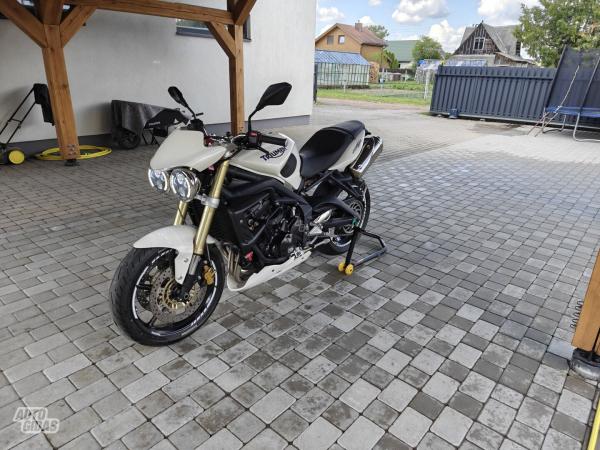White Triumph Street Triple 2008 in Druskininkai, with an engine capacity of 0.00 L and mileage of 64 thousand km for 2600 €, photo 1 on AUTOMOTO.COM.LV