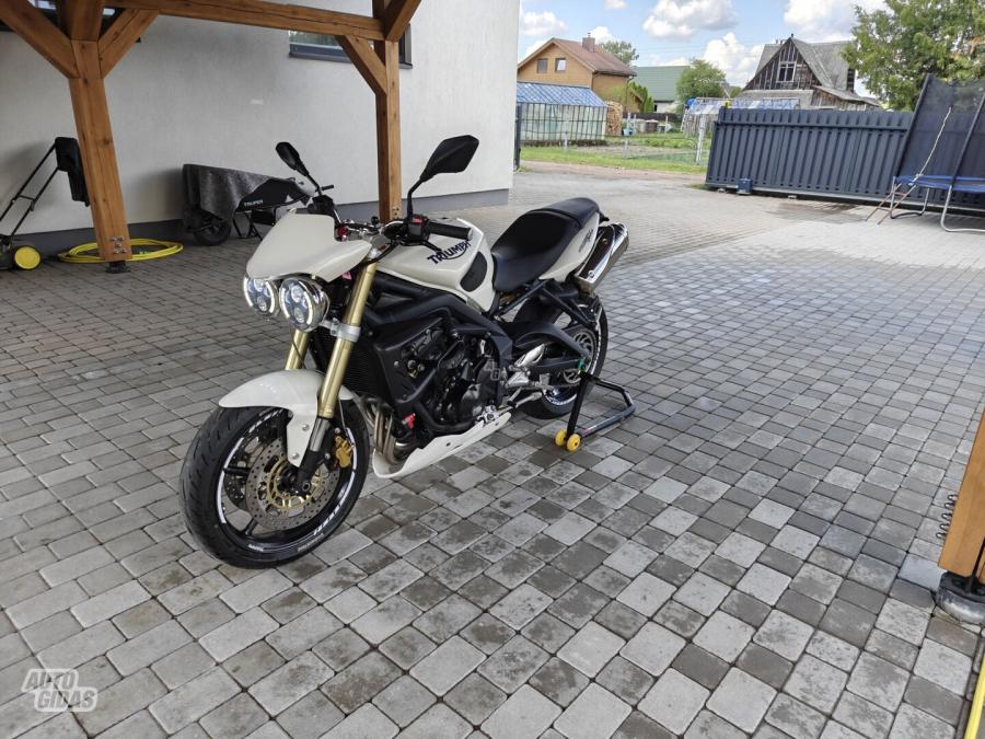 White Triumph Street Triple 2008 in Druskininkai, with an engine capacity of 0.00 L and mileage of 64 thousand km for 2600 €, photo 1 on AUTOMOTO.COM.LV