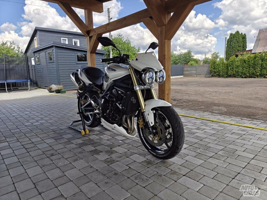 White Triumph Street Triple 2008 in Druskininkai, with an engine capacity of 0.00 L and mileage of 64 thousand km for 2600 €, photo 4 on AUTOMOTO.COM.LV