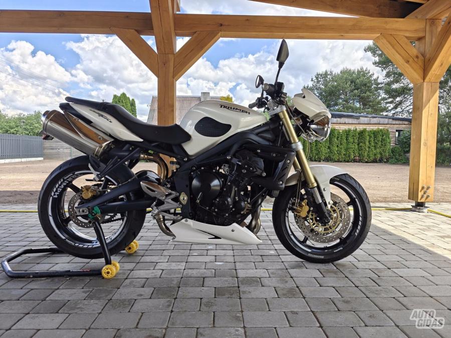 White Triumph Street Triple 2008 in Druskininkai, with an engine capacity of 0.00 L and mileage of 64 thousand km for 2600 €, photo 5 on AUTOMOTO.COM.LV