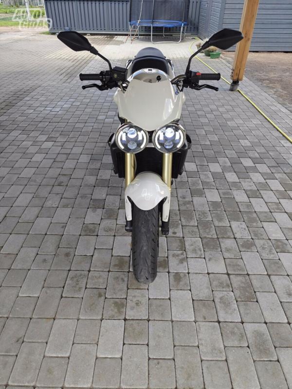 White Triumph Street Triple 2008 in Druskininkai, with an engine capacity of 0.00 L and mileage of 64 thousand km for 2600 €, photo 8 on AUTOMOTO.COM.LV