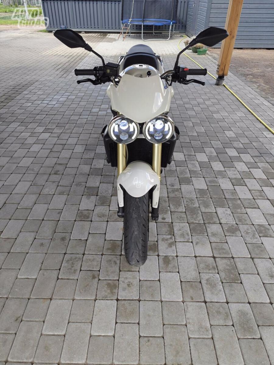 White Triumph Street Triple 2008 in Druskininkai, with an engine capacity of 0.00 L and mileage of 64 thousand km for 2600 €, photo 9 on AUTOMOTO.COM.LV