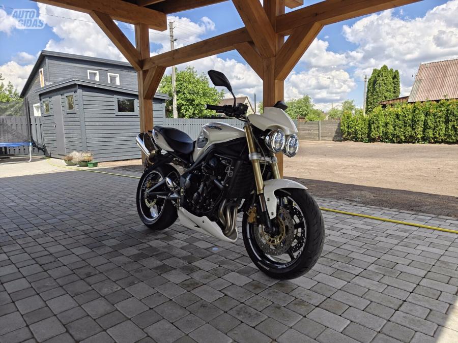 White Triumph Street Triple 2008 in Druskininkai, with an engine capacity of 0.00 L and mileage of 64 thousand km for 2600 €, photo 10 on AUTOMOTO.COM.LV
