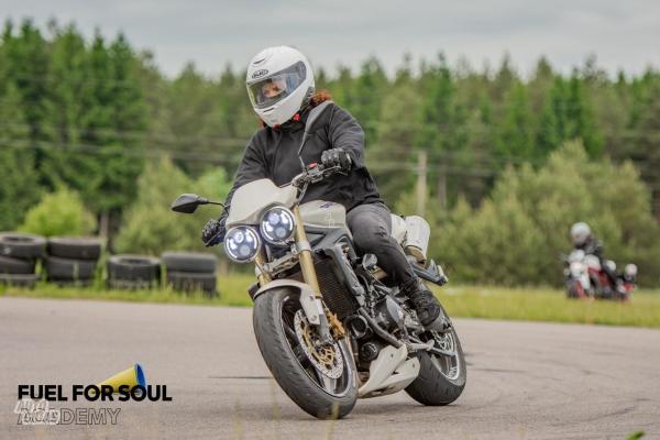Триумф Street Triple 2008 в Друскининкай на AUTOMOTO.COM.LV Белый Триумф Street Triple 2008 в Друскининкай, объемом двигателя 0.00 л и пробегом 64 тыс. км за 2500 €, фото 1 на AUTOMOTO.COM.LV