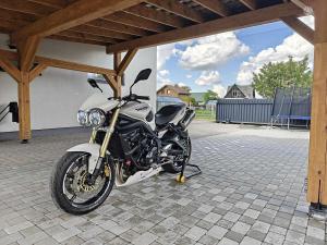White Triumph Street Triple 2008 in Druskininkai, with an engine capacity of 0.68 L and mileage of 64 thousand km for 2600 €, photo  on AUTOMOTO.COM.LV