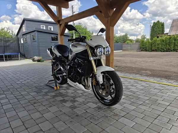 Balts Triumph Street Triple 2008 Druskininkai, ar dzinēja tilpumu 0.68 L un nobraukumu 64 tūkst. km par 2600 €, foto 4 vietnē AUTOMOTO.COM.LV