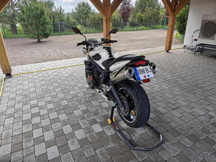 Balts Triumph Street Triple 2008 Druskininkai, ar dzinēja tilpumu 0.68 L un nobraukumu 64 tūkst. km par 2600 €, foto 7 vietnē AUTOMOTO.COM.LV