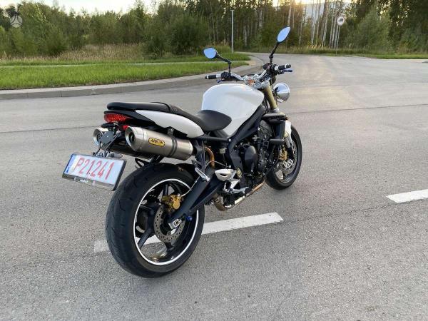 White Triumph Street Triple 2010 in Siauliai, with an engine capacity of 0.68 L and mileage of 45 thousand km for 2250 €, photo 3 on AUTOMOTO.COM.LV