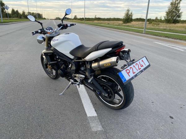 White Triumph Street Triple 2010 in Siauliai, with an engine capacity of 0.68 L and mileage of 45 thousand km for 2250 €, photo 4 on AUTOMOTO.COM.LV