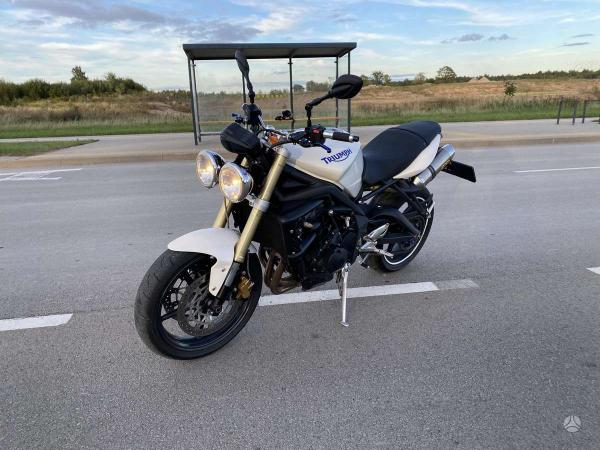 White Triumph Street Triple 2010 in Siauliai, with an engine capacity of 0.68 L and mileage of 45 thousand km for 2250 €, photo 6 on AUTOMOTO.COM.LV