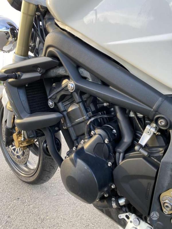 White Triumph Street Triple 2010 in Siauliai, with an engine capacity of 0.68 L and mileage of 45 thousand km for 2250 €, photo 7 on AUTOMOTO.COM.LV