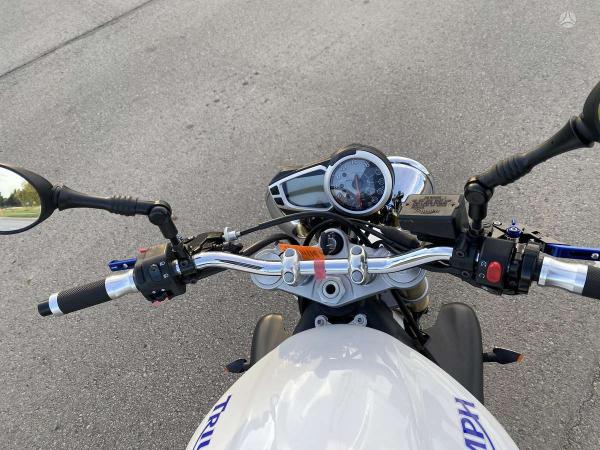 White Triumph Street Triple 2010 in Siauliai, with an engine capacity of 0.68 L and mileage of 45 thousand km for 2250 €, photo 10 on AUTOMOTO.COM.LV