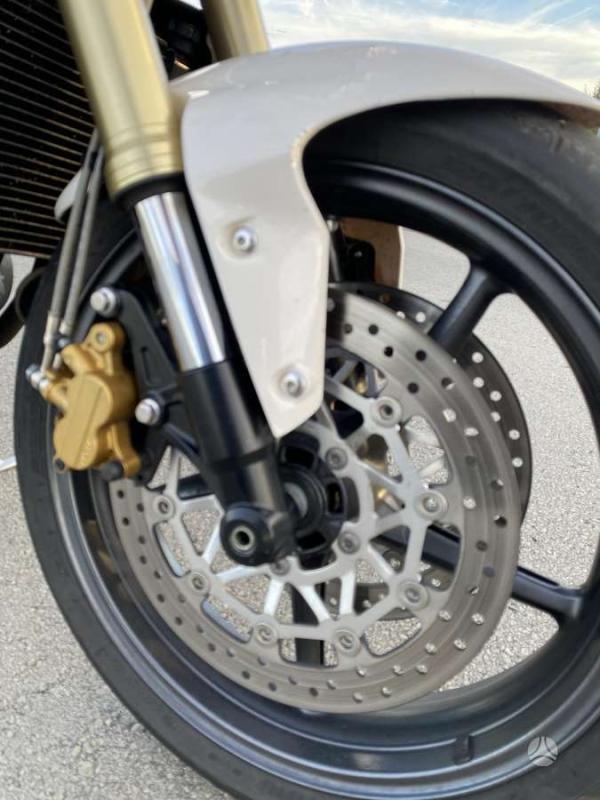 White Triumph Street Triple 2010 in Siauliai, with an engine capacity of 0.68 L and mileage of 45 thousand km for 2250 €, photo 11 on AUTOMOTO.COM.LV