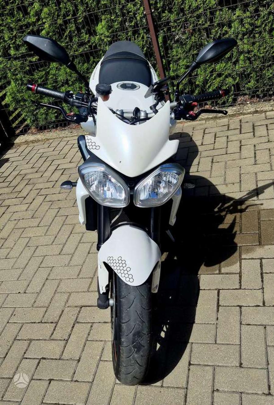 Белый Триумф Street Triple 2012 в Алитус, объемом двигателя 0.68 л и пробегом 24 тыс. км за 4250 €, фото 4 на AUTOMOTO.COM.LV
