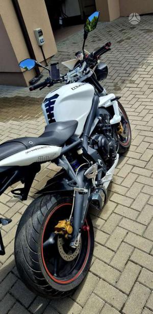 Белый Триумф Street Triple 2012 в Алитус, объемом двигателя 0.68 л и пробегом 24 тыс. км за 4250 €, фото 5 на AUTOMOTO.COM.LV