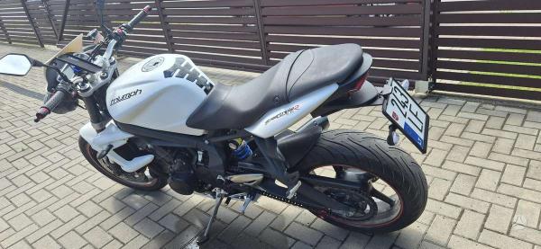 Balts Triumph Street Triple 2012 Alīta, ar dzinēja tilpumu 0.68 L un nobraukumu 24 tūkst. km par 4250 €, foto 5 vietnē AUTOMOTO.COM.LV