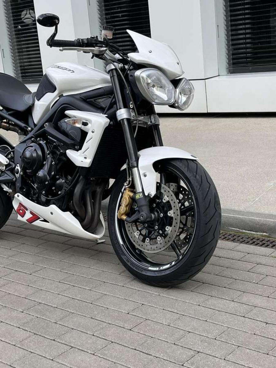 Balts Triumph Street Triple 2012 Viļņa, ar dzinēja tilpumu 0.68 L un nobraukumu 24 tūkst. km par 4100 €, foto 3 vietnē AUTOMOTO.COM.LV