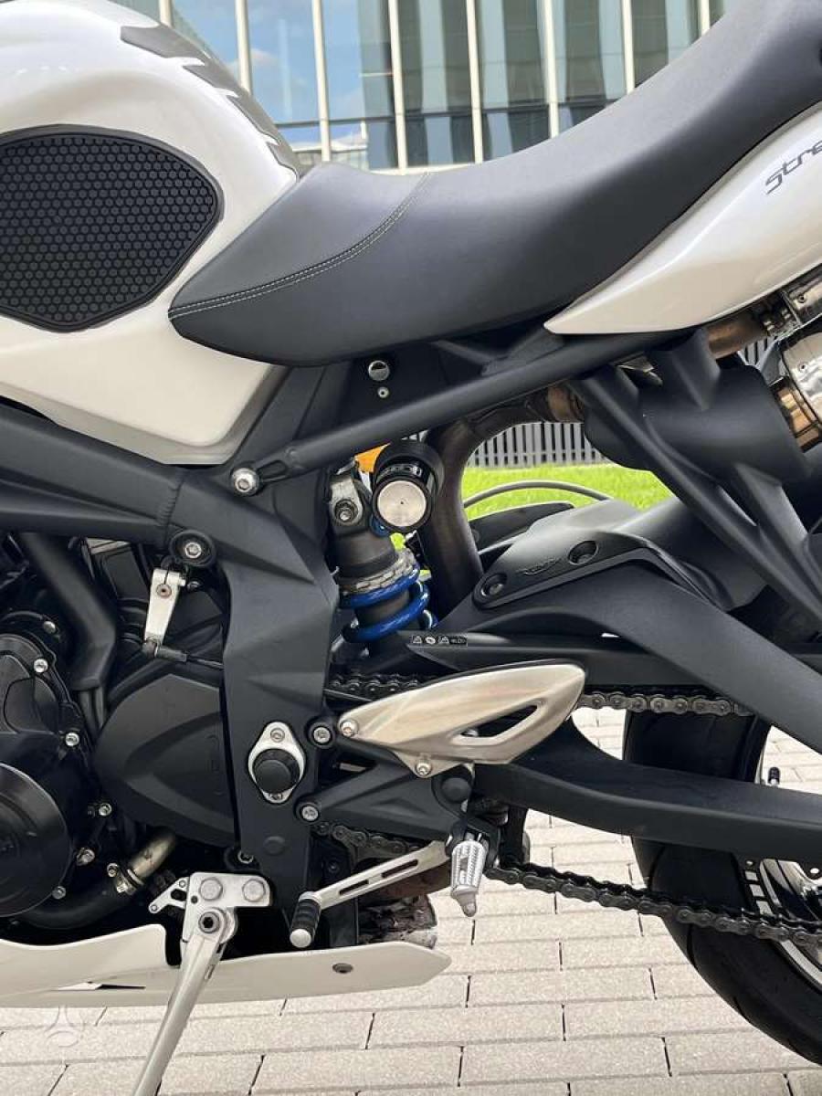 Balts Triumph Street Triple 2012 Viļņa, ar dzinēja tilpumu 0.68 L un nobraukumu 24 tūkst. km par 4100 €, foto 13 vietnē AUTOMOTO.COM.LV