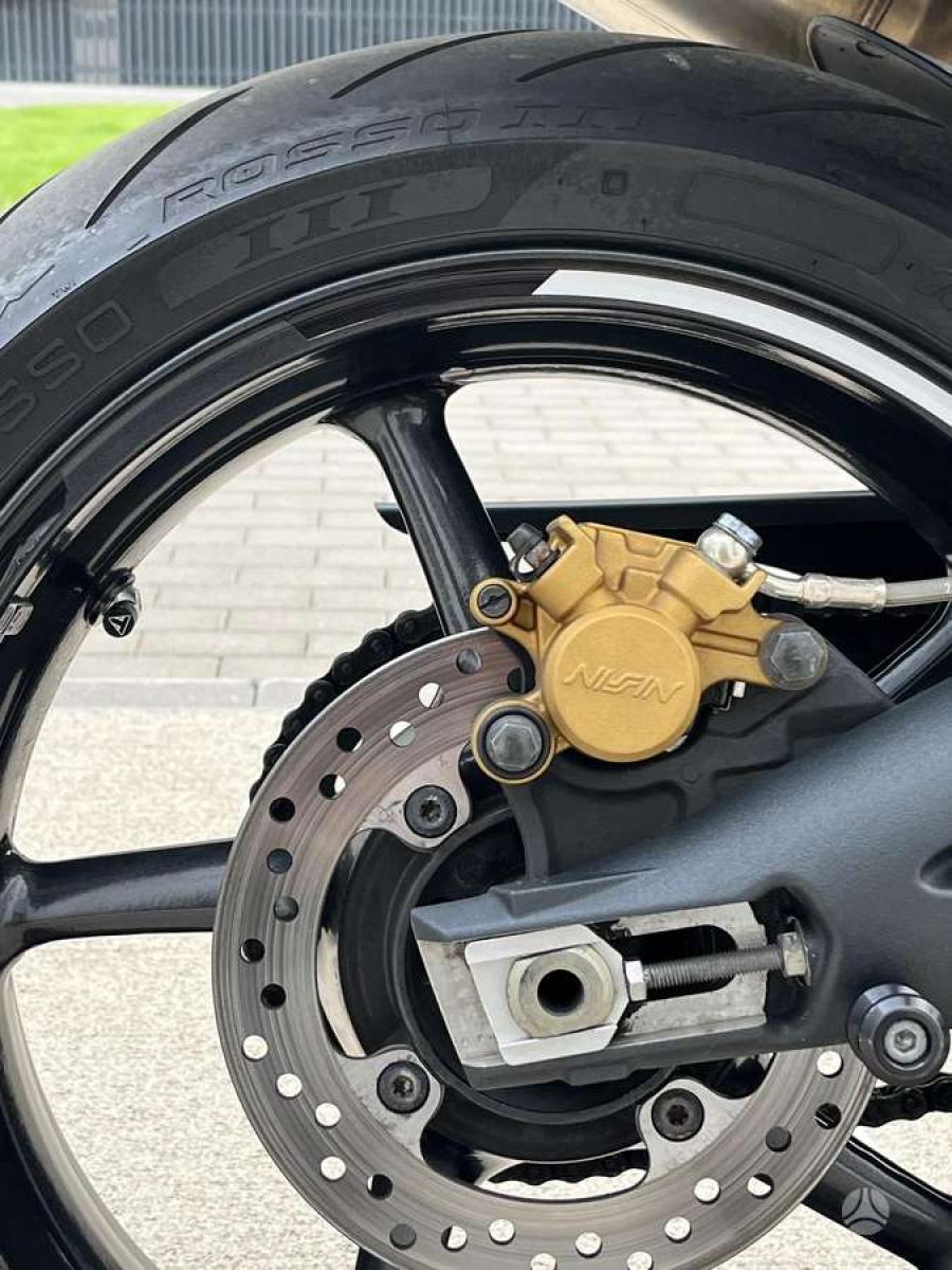 Balts Triumph Street Triple 2012 Viļņa, ar dzinēja tilpumu 0.68 L un nobraukumu 24 tūkst. km par 4100 €, foto 18 vietnē AUTOMOTO.COM.LV