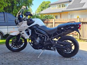 White Triumph Tiger 800 2020 in Riga, with an engine capacity of 0.80 L and mileage of 8 thousand km for 6800 €, photo 4 on AUTOMOTO.COM.LV