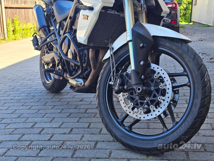 White Triumph Tiger 800 2020 in Riga, with an engine capacity of 0.80 L and mileage of 8 thousand km for 6800 €, photo 7 on AUTOMOTO.COM.LV