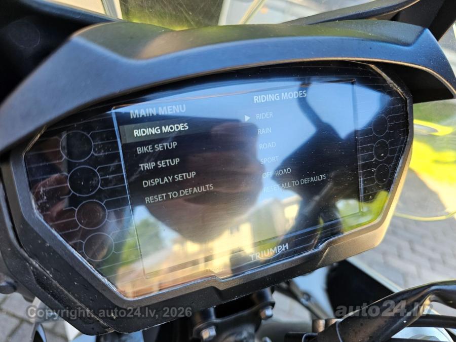 White Triumph Tiger 800 2020 in Riga, with an engine capacity of 0.80 L and mileage of 8 thousand km for 6800 €, photo 9 on AUTOMOTO.COM.LV