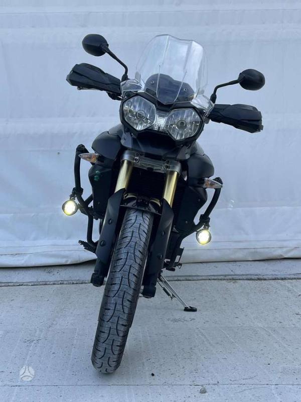 Black Triumph Tiger 2012 in Riga, with an engine capacity of 0.80 L and mileage of 70 thousand km for 4700 €, photo 4 on AUTOMOTO.COM.LV