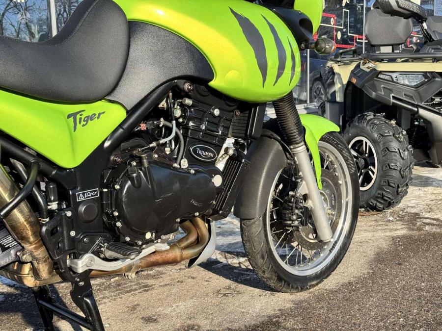 Zaļš Triumph Tiger 2000 Viļņa, ar dzinēja tilpumu 0.90 L un nobraukumu 48 tūkst. km par 2299 €, foto 7 vietnē AUTOMOTO.COM.LV