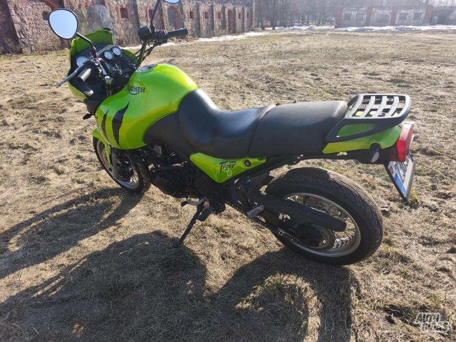 Zaļš Triumph Tiger 2001 Ignalina, ar dzinēja tilpumu 0.96 L un nobraukumu 49 tūkst. km par 1899 €, foto 6 vietnē AUTOMOTO.COM.LV