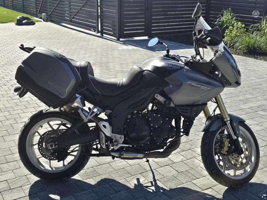 Grey Triumph Tiger 2010 in Taurage, with an engine capacity of 1.05 L and mileage of 57 thousand km for 3500 €, photo 8 on AUTOMOTO.COM.LV